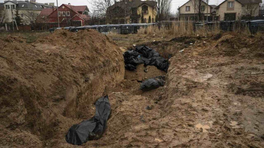 Guerra Ucraina: nuova fossa comune rinvenuta a Bucha