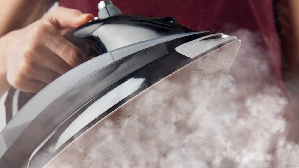 Ferro da stiro, metti sempre un cucchiaino nel serbatoio: risparmi in ...