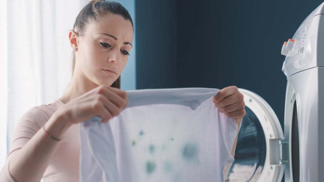 Candeggina sui vestiti, NON buttarli: puoi rimediare con questo ...