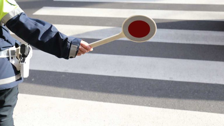 Codice della strada, nuova batosta per i pedoni: sono 300€ di multa ...