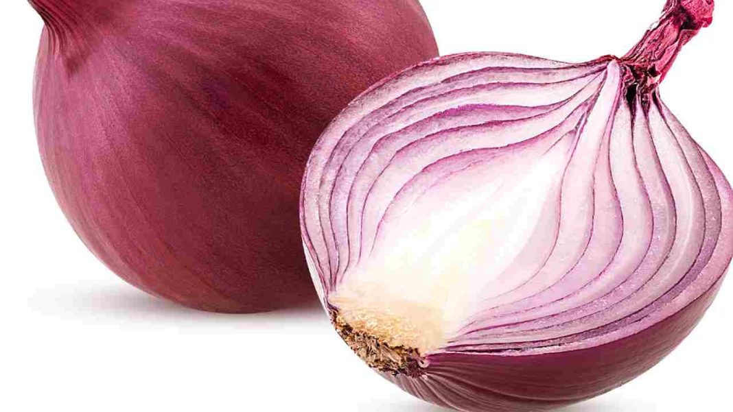 Cipolla aperta sul comodino, perché potresti lasciarla lì prima di ...