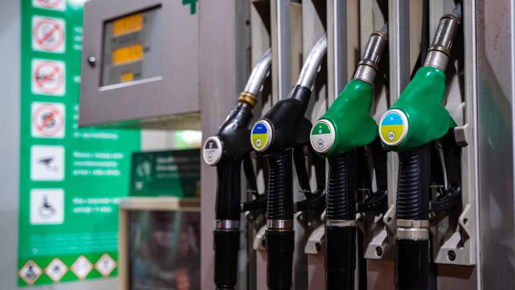 Distributori presto a secco? Code chilometriche per il pieno | Sbuca la ...