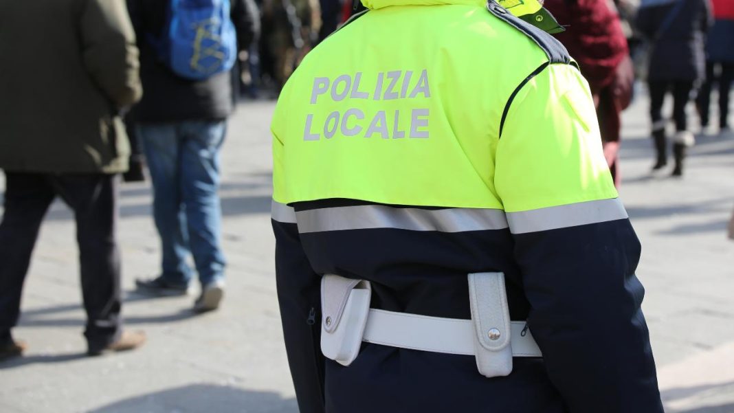Vigile urbano filmato a ballare mentre è in malattia: denunciato
