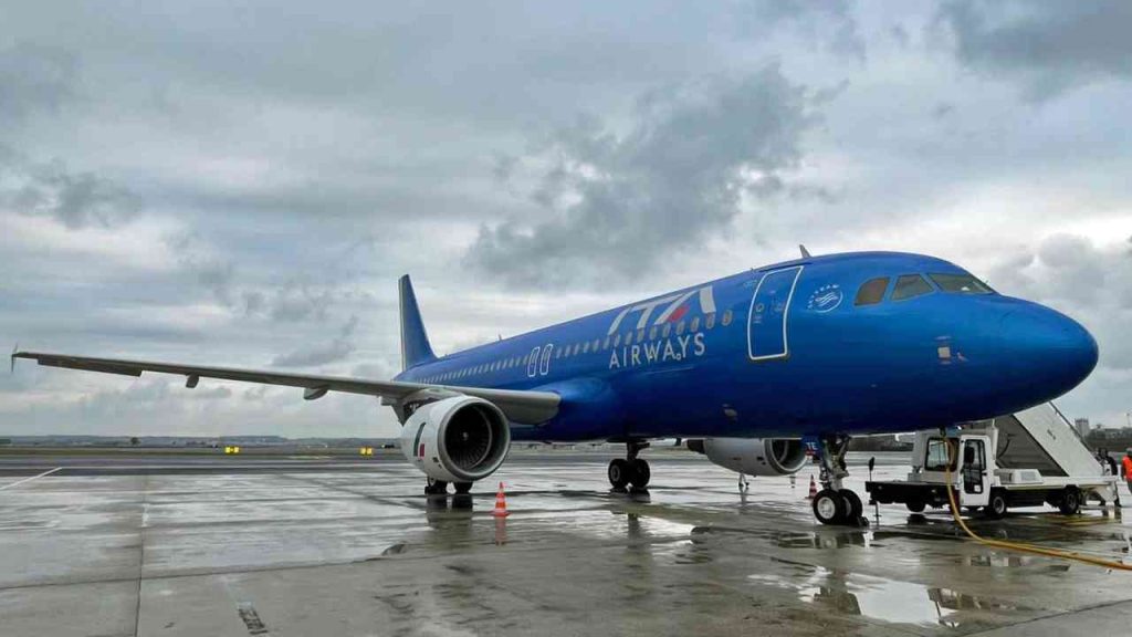 Addio alla “modalità aereo”? Primo via libera alle telefonate in volo