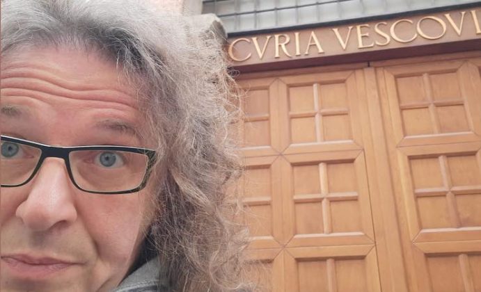 È stato sospeso il prete dei migranti, don Luca Favarin