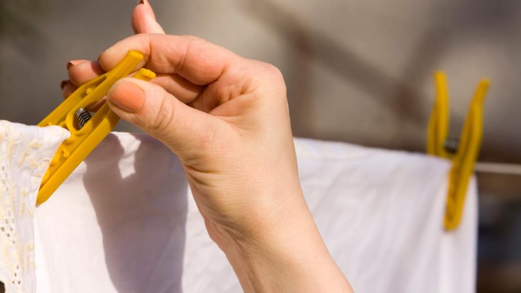 Colgar la ropa, con este truco se seca en un santiamén sin coste alguno ...