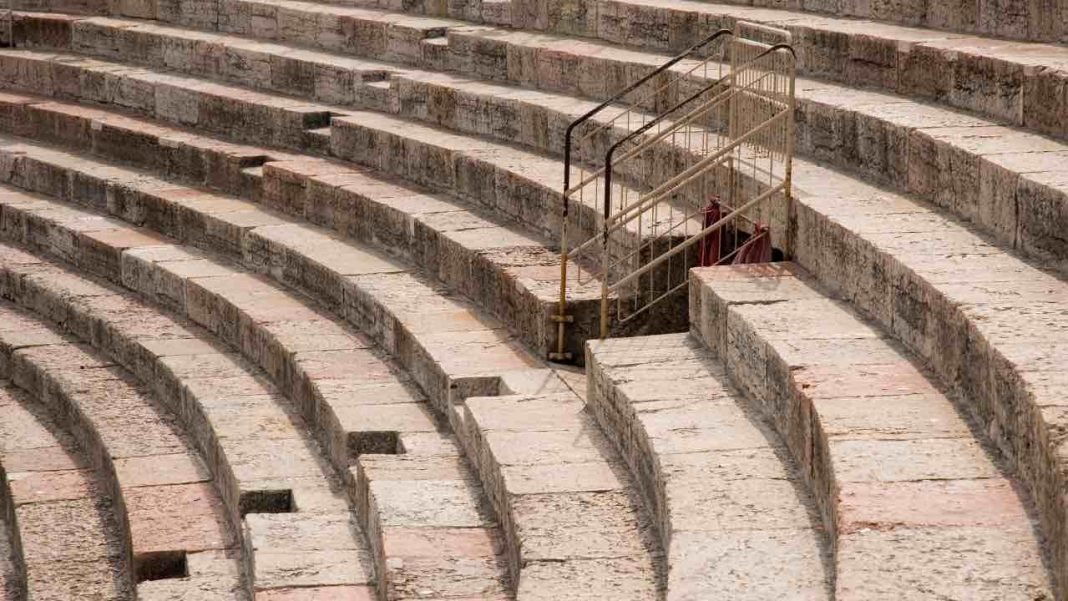 Arena di Verona, danneggiata da un addobbo natalizio: sequestrato il ...