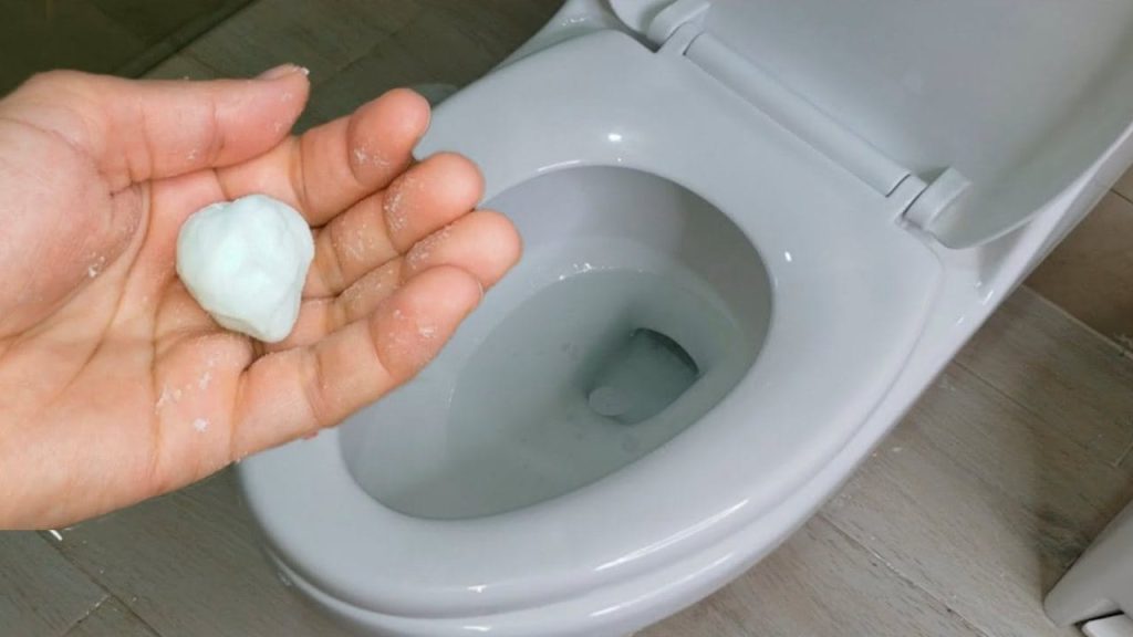 Aggiungi 1 pallina nel WC: farà sparire la puzza, il calcare e le ...
