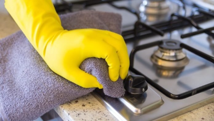 Come pulire in 10 minuti sia bagno che cucina: basteranno questi 3 ...