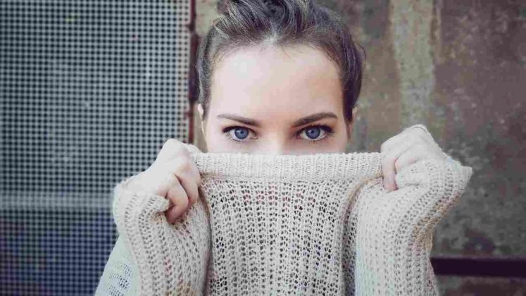 Pull à col roulé avec un col très serré, comment le réparer en 3 ...