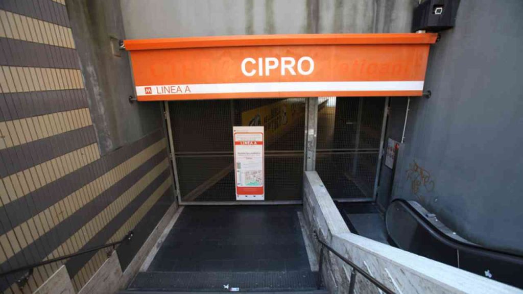 Riattivata al Metro A di Roma, è morto l'uomo che si è gettato sui binari