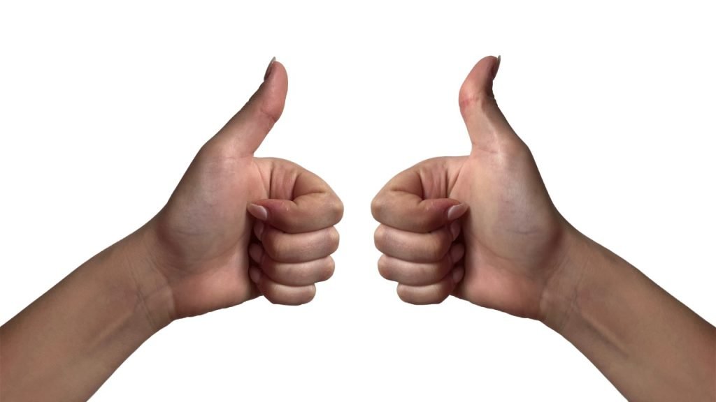 Pollice, lo hai dritto o curvo? La risposta svela un particolare ...