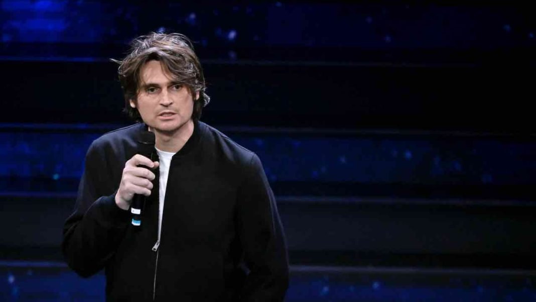 Angelo Duro imbratta i manifesti del suo spettacolo a Taormina